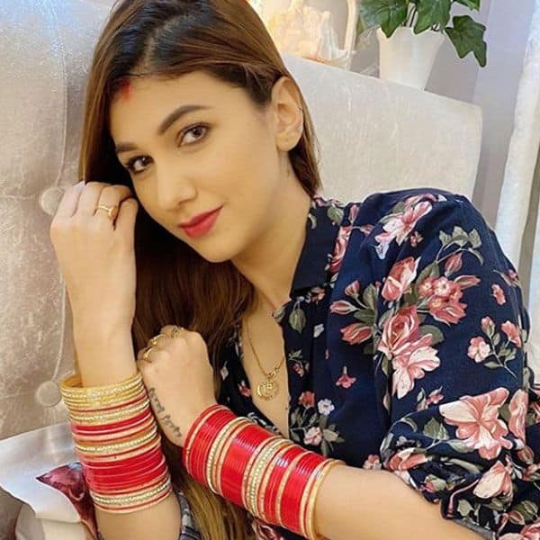 Bigg Boss 12's Jasleen Matharu posts pic in sindoor and chooda; fans ... Bigg Boss 12's Jasleen Matharu posts pic in sindoor and chooda; fans ...
