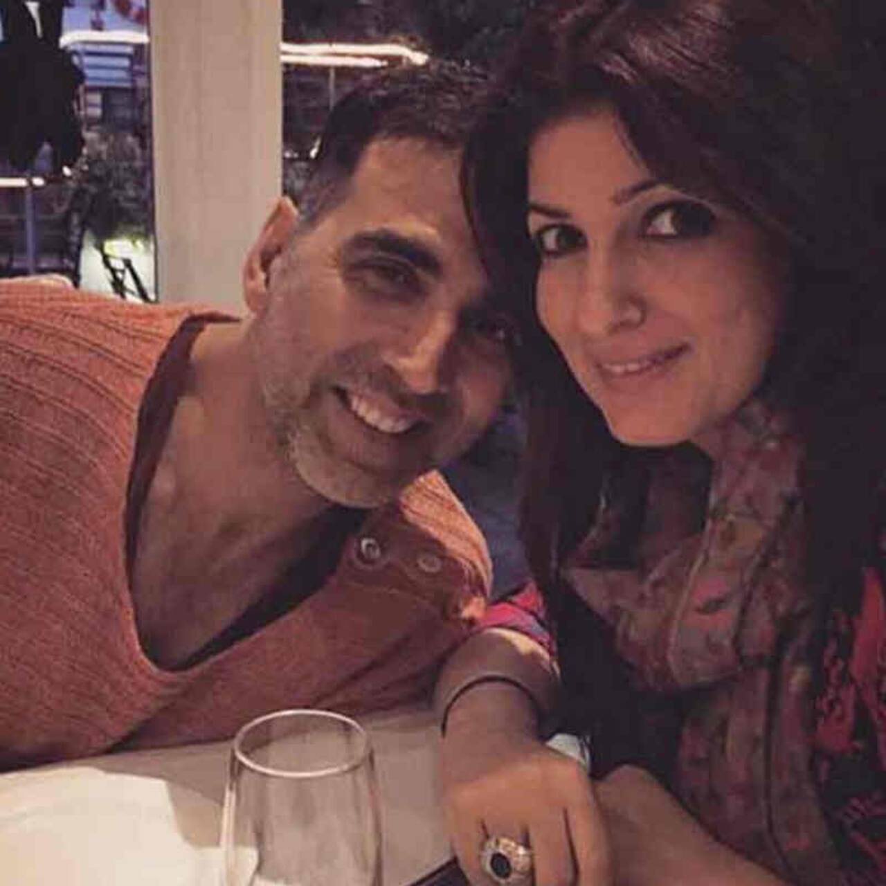 Akshay Kumar ने ट्विंकल खन्ना के हाथों पर खुद लगाई थी अपने नाम की ...