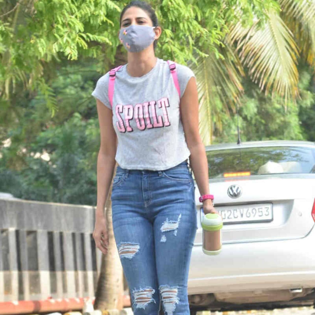 Aahana Kumra Gives Cute Pose To Photographers Check Hd Photos अहाना कुमरा ने मीडिया को देखते
