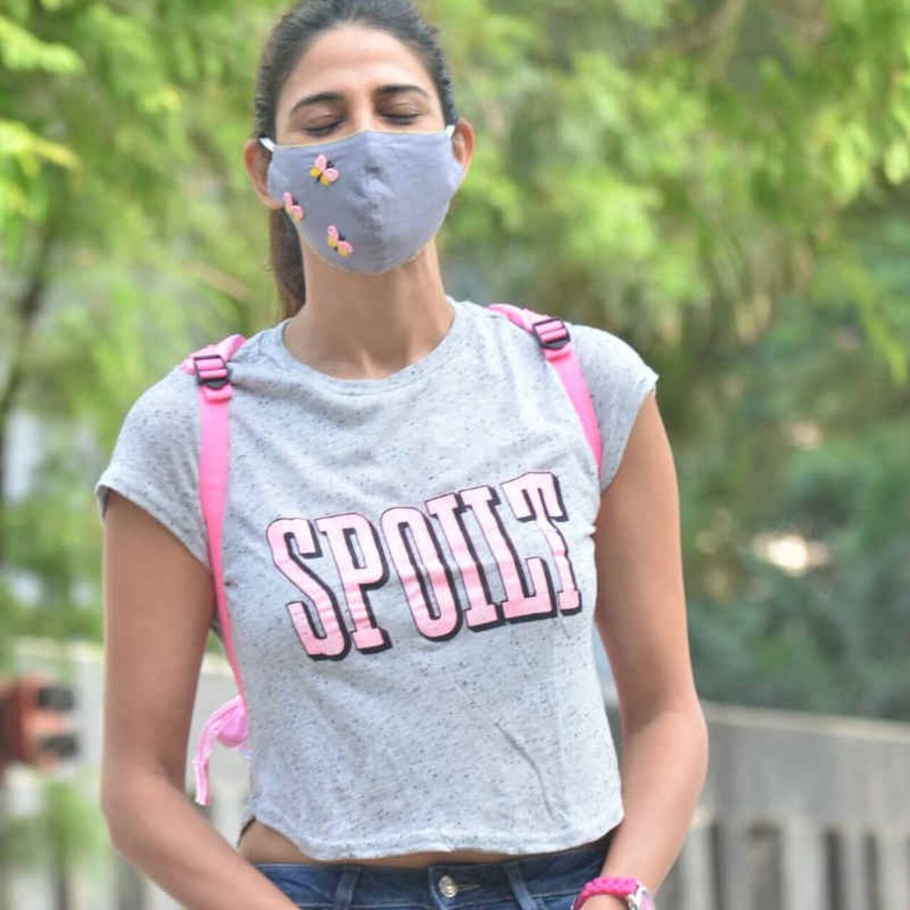 Aahana Kumra Gives Cute Pose To Photographers Check Hd Photos अहाना कुमरा ने मीडिया को देखते