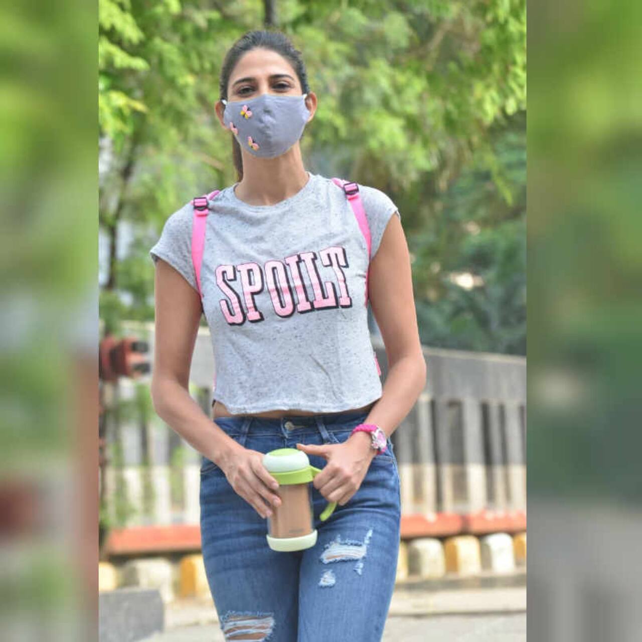 Aahana Kumra Gives Cute Pose To Photographers Check Hd Photos अहाना कुमरा ने मीडिया को देखते