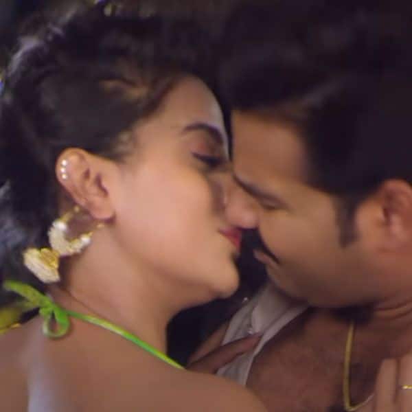 Pawan Singh and Akshara Singh Bhojpuri Song Ankhiyan Ke Nirkhiya e Kajra, Watch Video: पवन सिंह ...