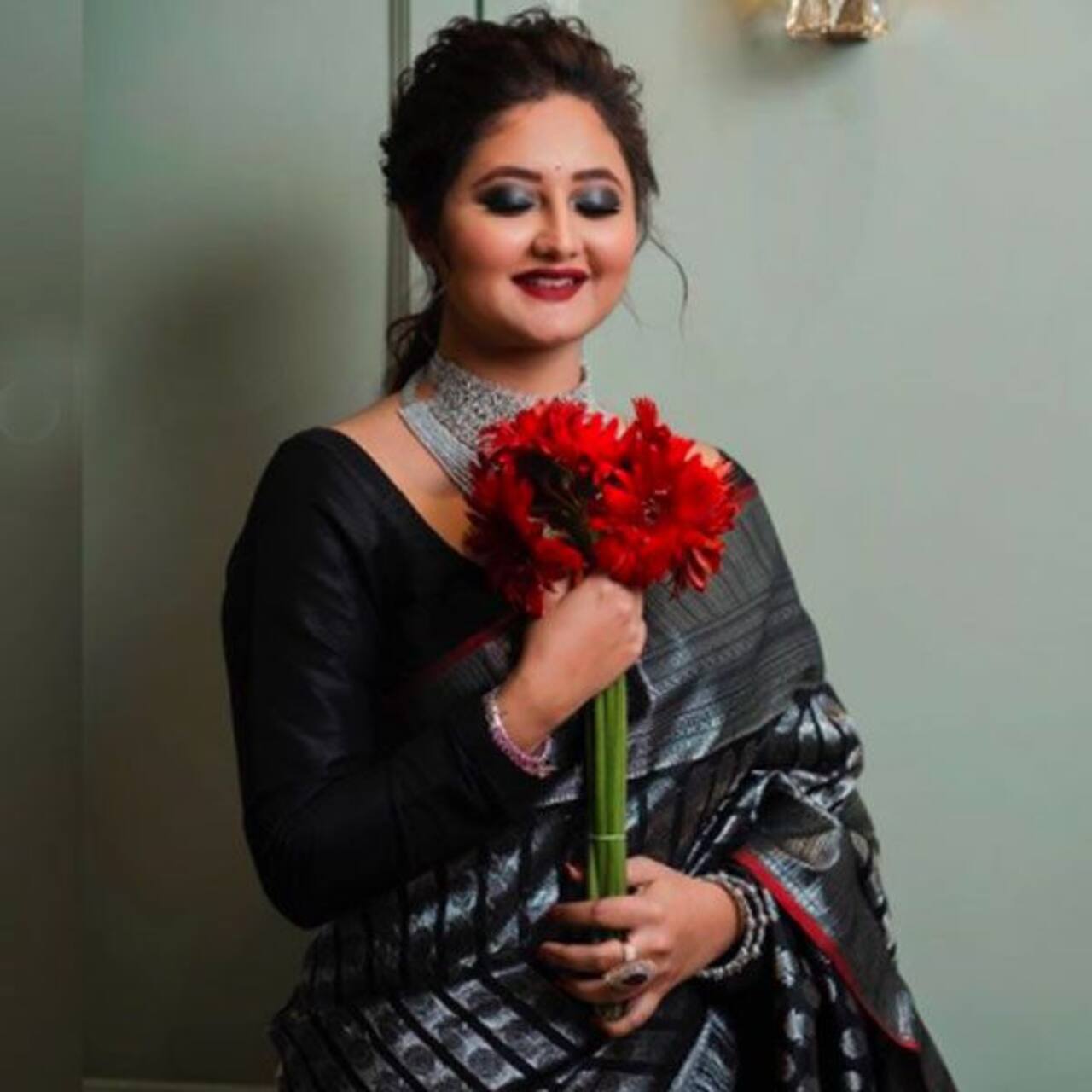 Bigg Boss 13’s Rashami Desai looks resplendent in THESE pretty pictures