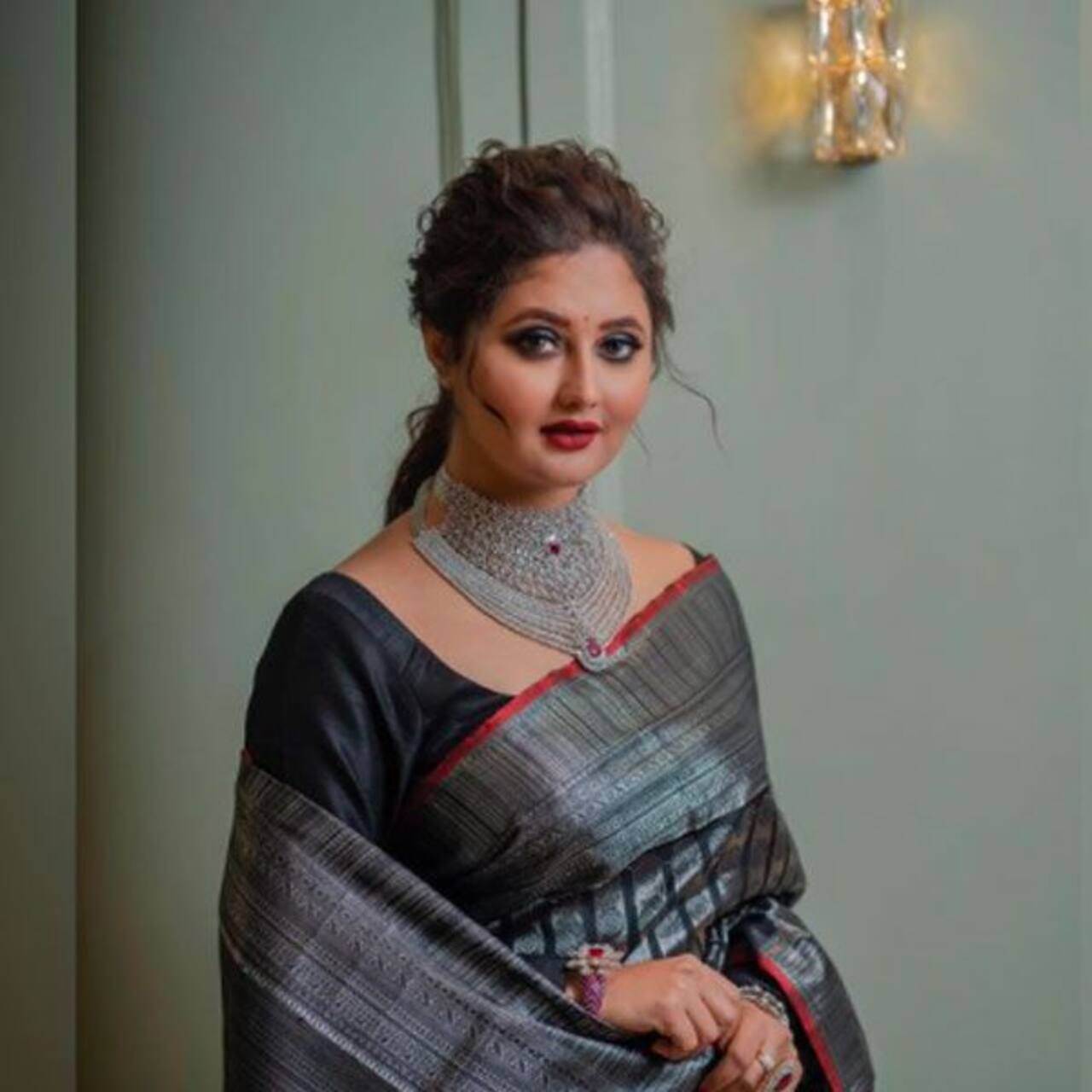 Bigg Boss 13’s Rashami Desai looks resplendent in THESE pretty pictures