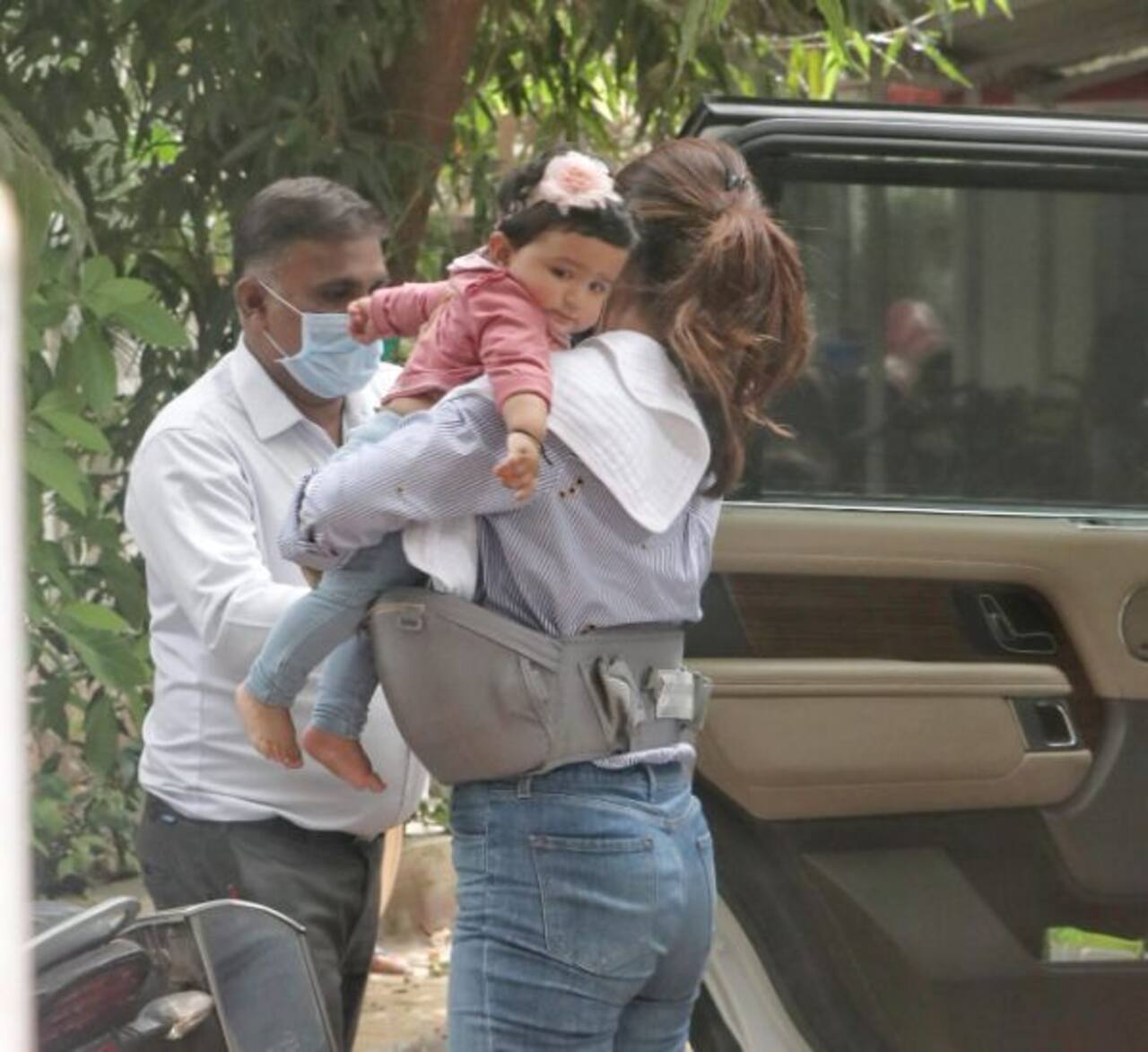 Shilpa Shetty and daughter Samisha spotted at Juhu Post Office — view pics