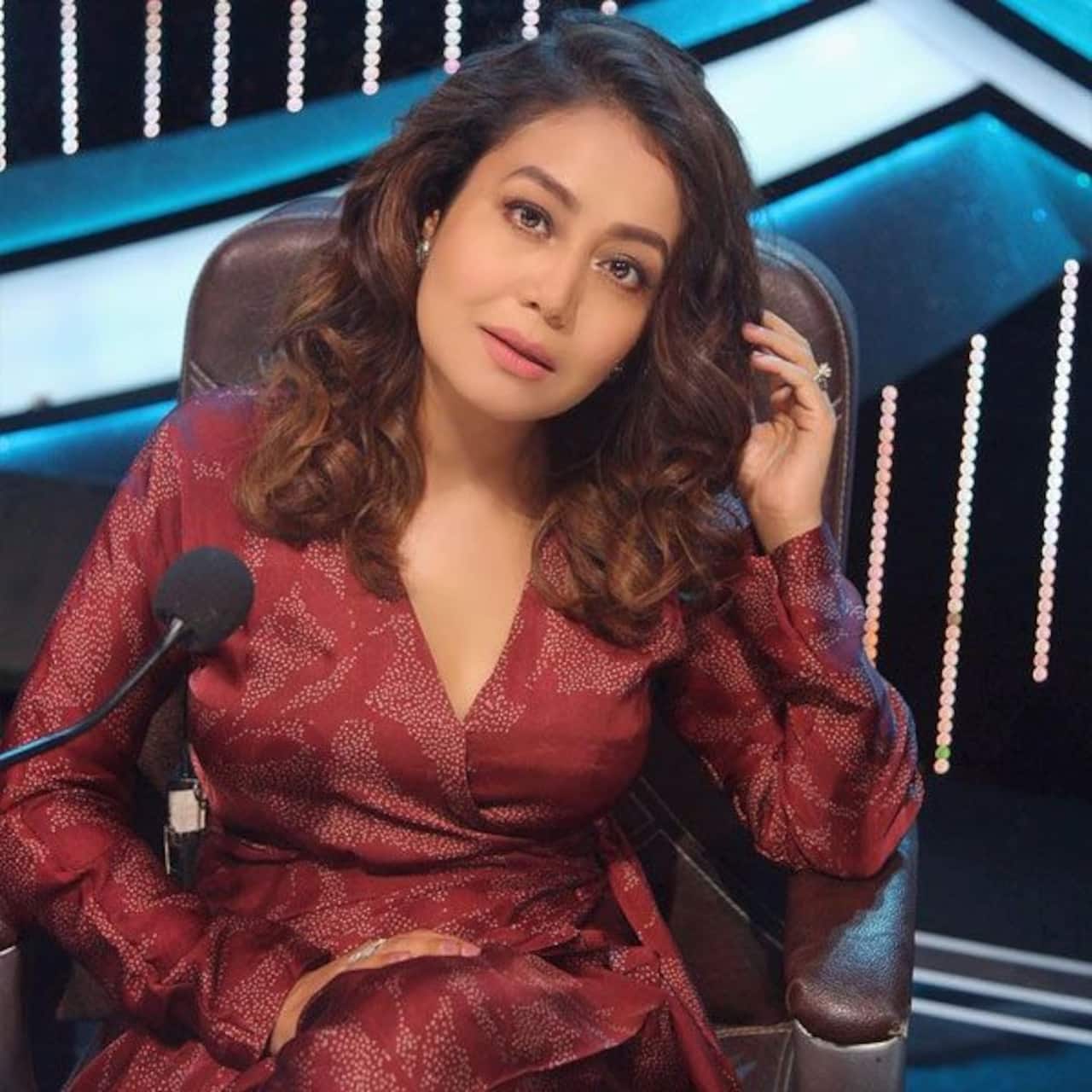 Indian Idol 2020 सेट पर पटाखा बनकर पहुंचीं Neha Kakkar खुद की फोटोज को देखकर कहा अरे बाप रे
