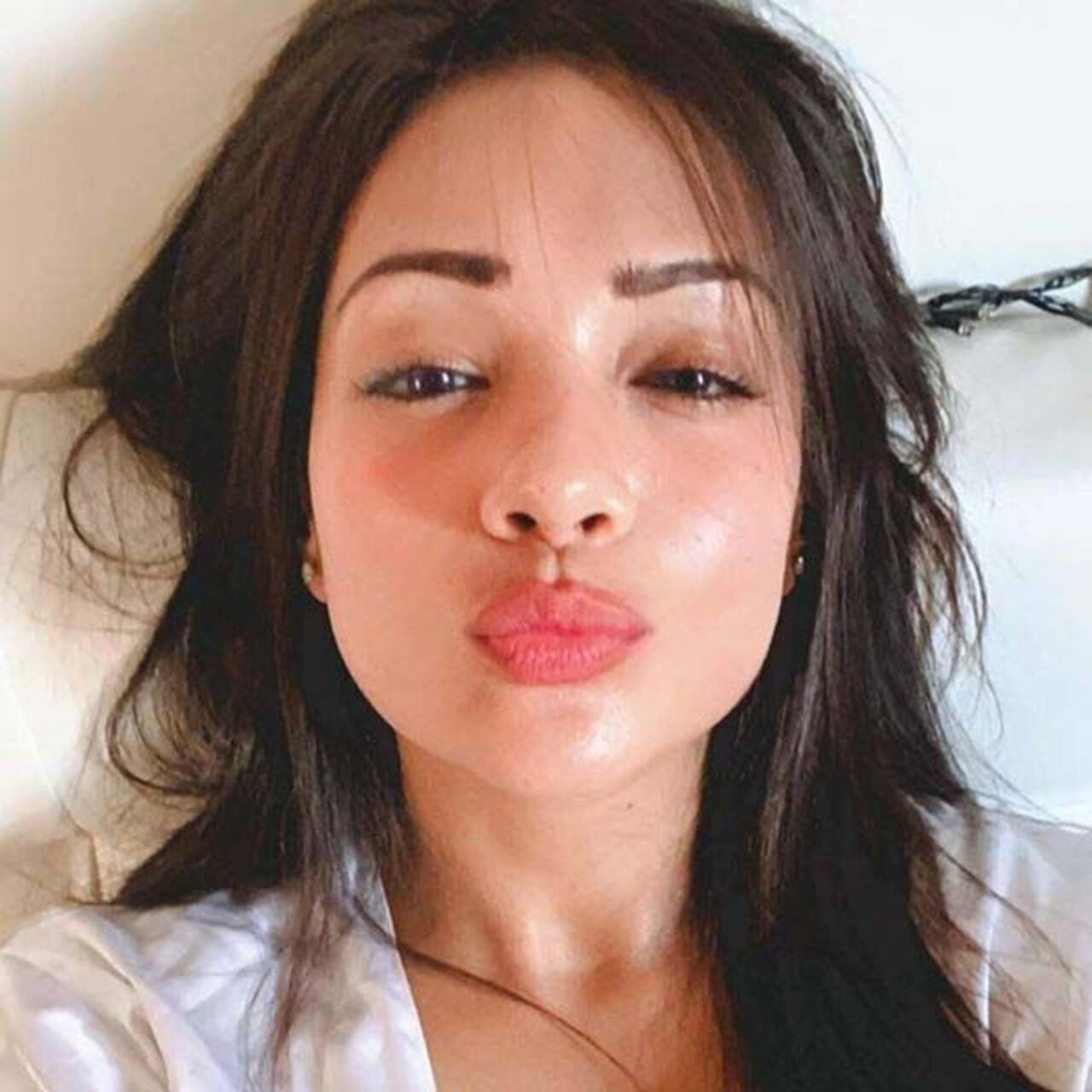 Topless Megha Gupta chilled in the swimming pool, turned off her ...