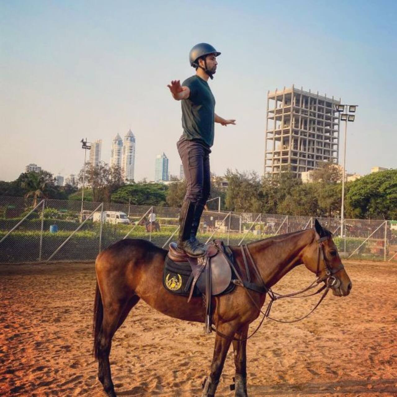 Vicky Kaushal recreates Anil Kapoor aka Majnu Bhai’s ICONIC painting ...
