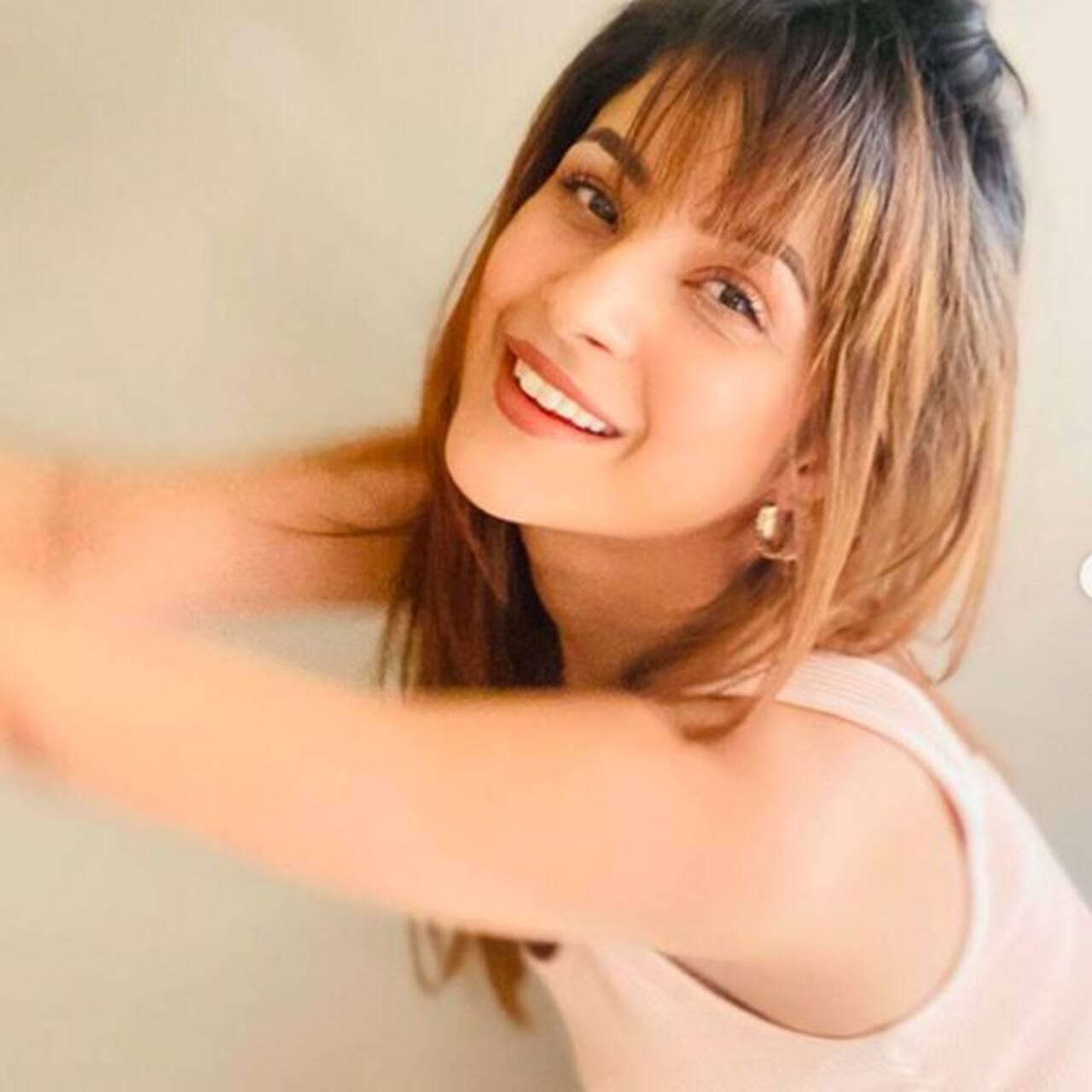 Shehnaaz Gill flaunts her brand new summer hair style and looks cute as ...