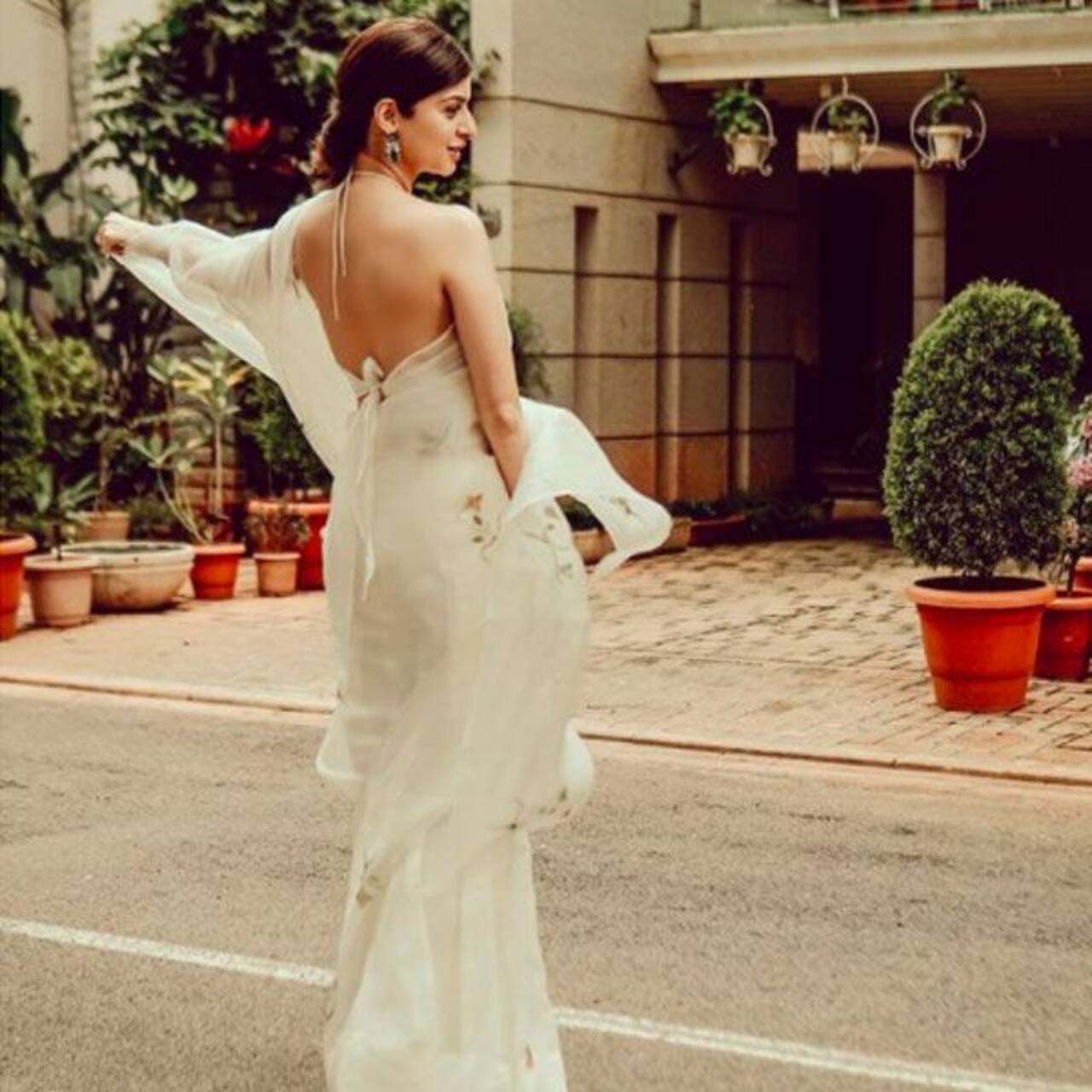 South film actress Vedhika flaunts sexy back and fans can’t keep calm ...