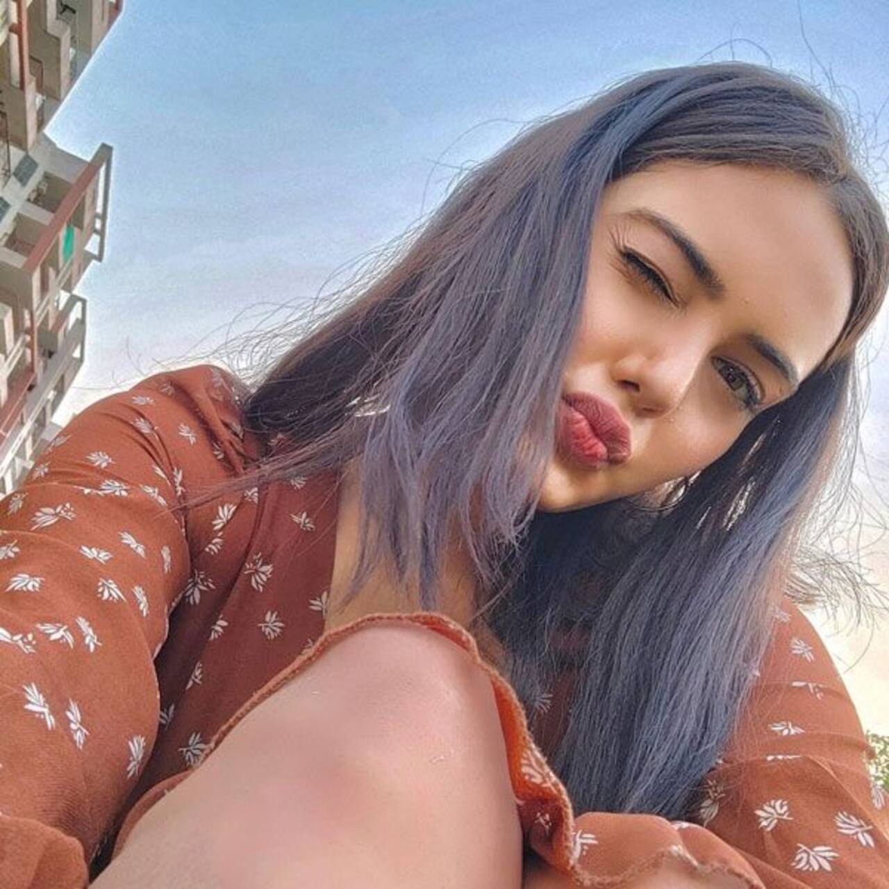 A look at the stunning Himanshi Parashar who is trending post the Karan Mehra - Nisha Rawal ...