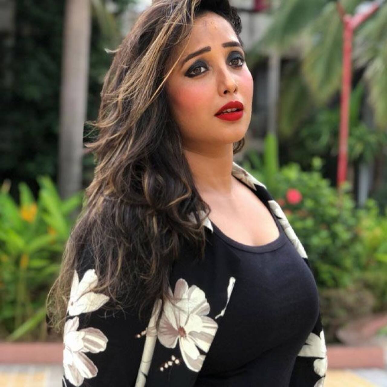 Rani Chatterjee ने स्विमिंग पूल किनारे खड़े होकर कराया बोल्ड फोटोशूट ...