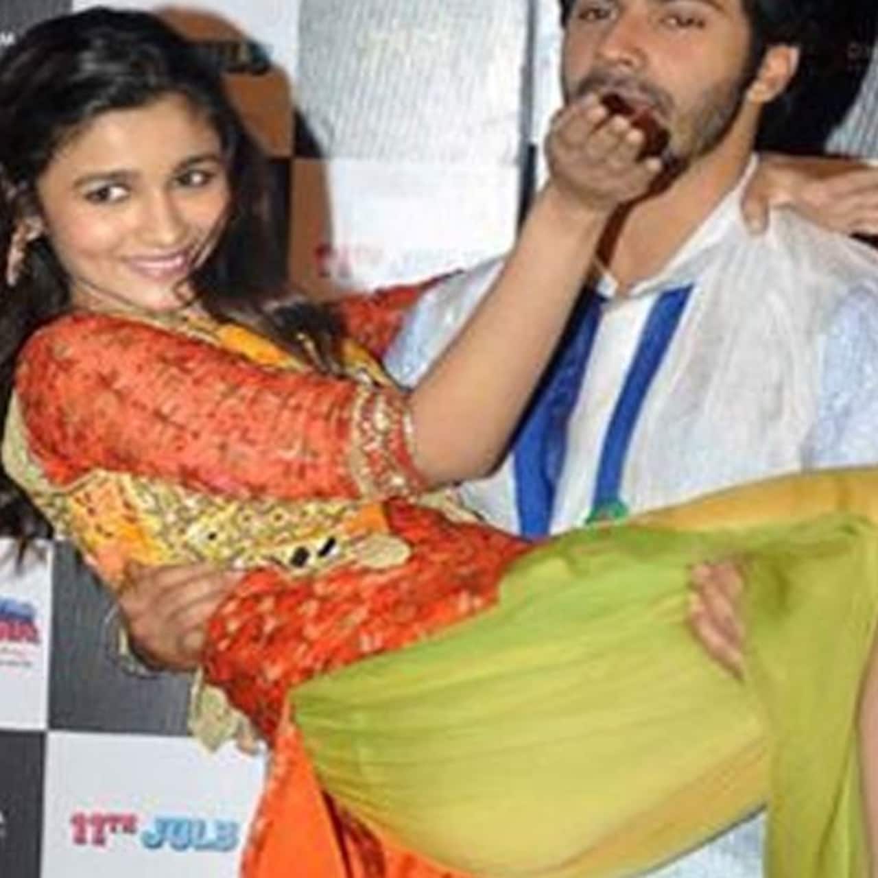 10 opps moments of bollywood actresses kareena kapoor khan blouse to ...