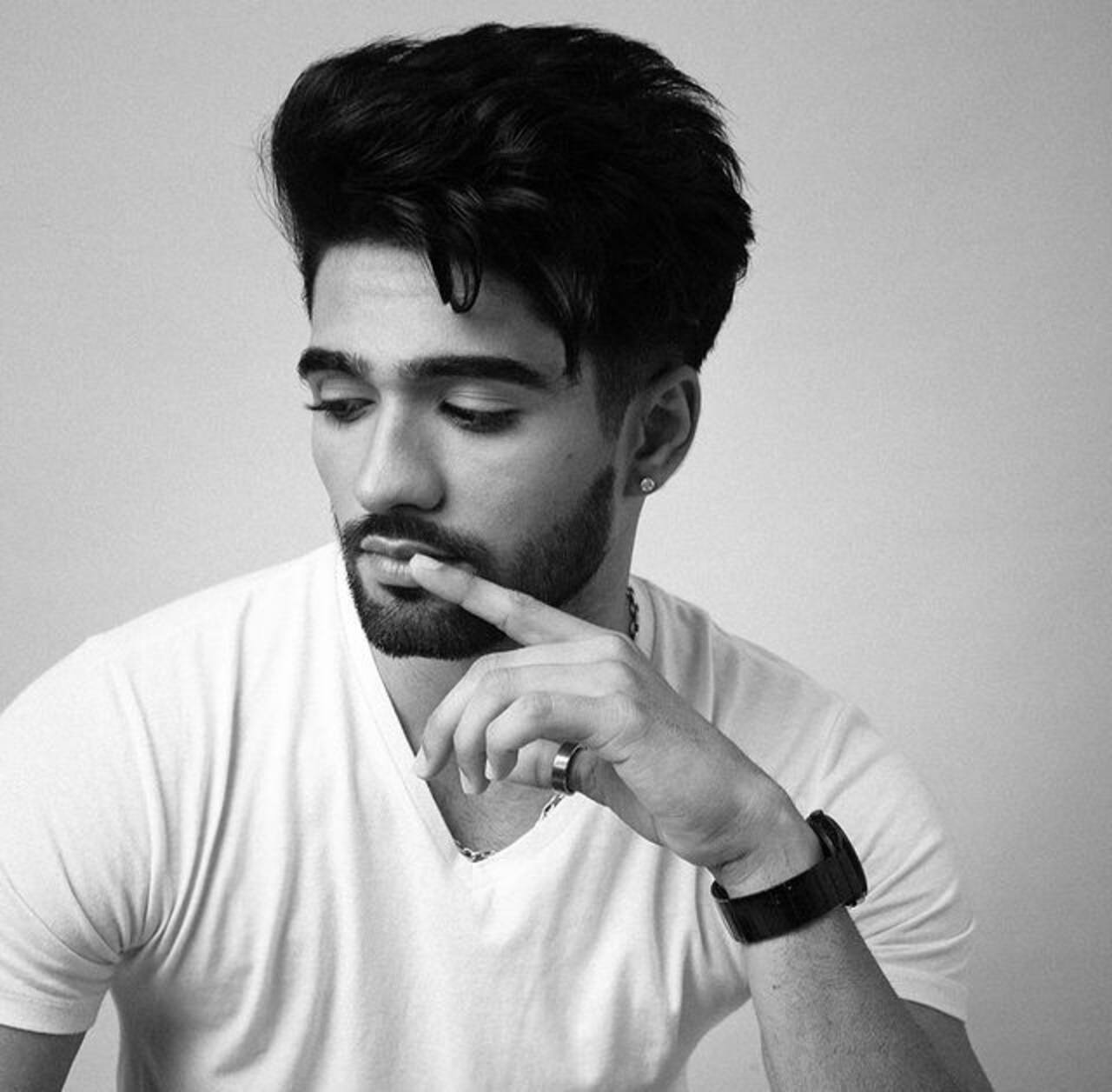 Bigg Boss OTT: Zeeshan Khan who is famous for his bathrobe controversy ...