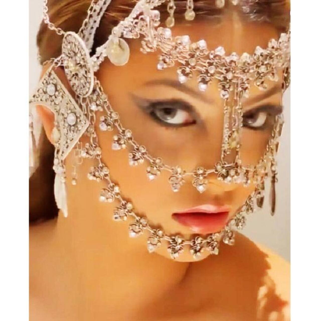 Urvashi Rauteala looks like a spitting image of ‘Helen of Troy’ in her ...