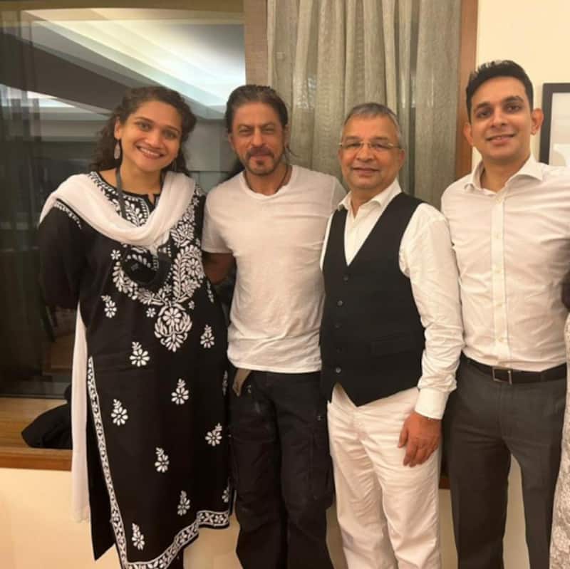 Aryan Khan Bail: Smile returns on Shah Rukh Khan's face as he poses ...