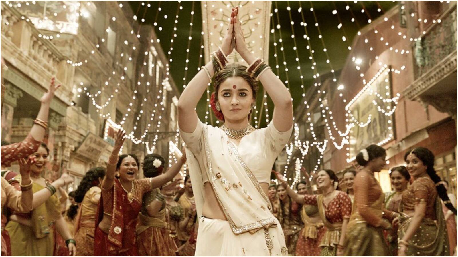 Alia Bhatt in Dholida, Deepika Padukone in Nagada Sang, and more ...