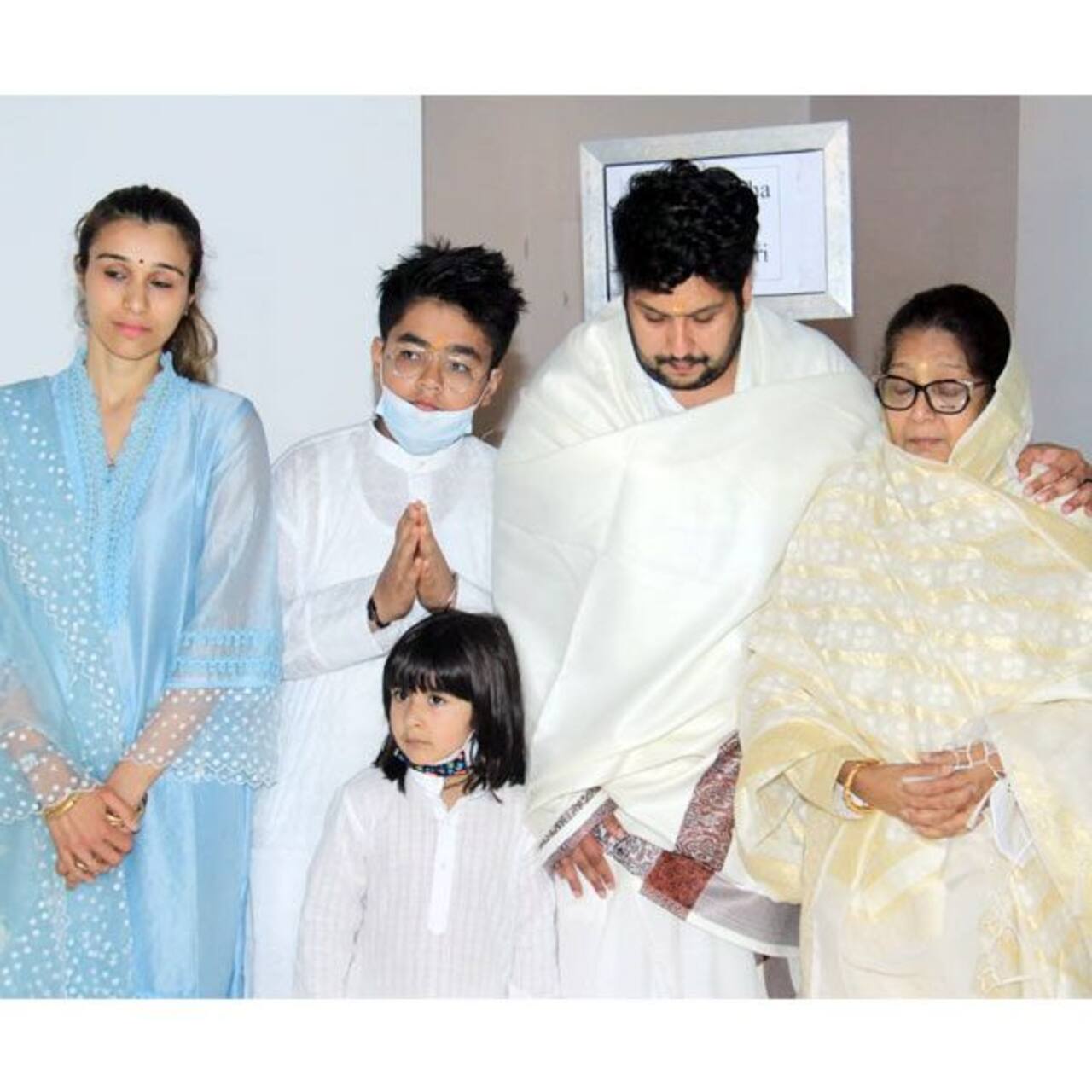 Bappi lahiri Prayer Meet: बप्पी लहरी की याद में परिवार ने आयोजित की ...