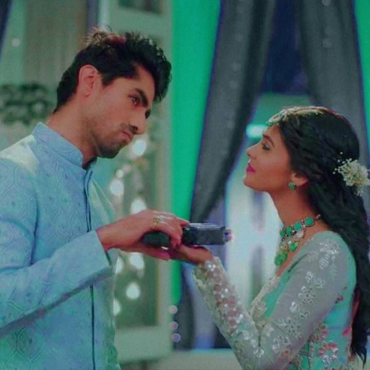 इन ऑनस्क्रीन कपल्स को असल जिंदगी में रोमांस करते देखना चाहते हैं फैंस ...