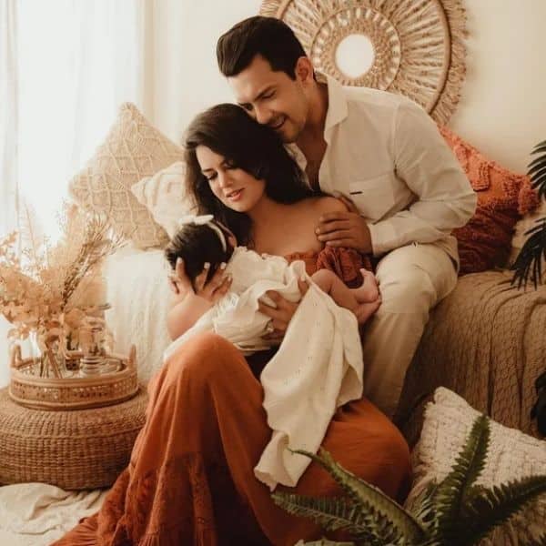 Aditya Narayan family photo with wife and daughter : आदित्य नारायण ने ...