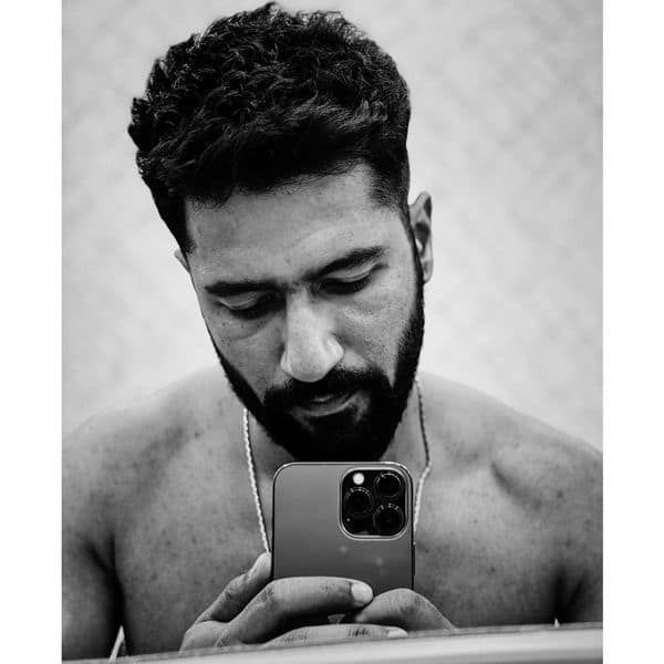 Vicky Kaushal Flaunts His Washboard Abs In A Shirtless Mirror Selfie