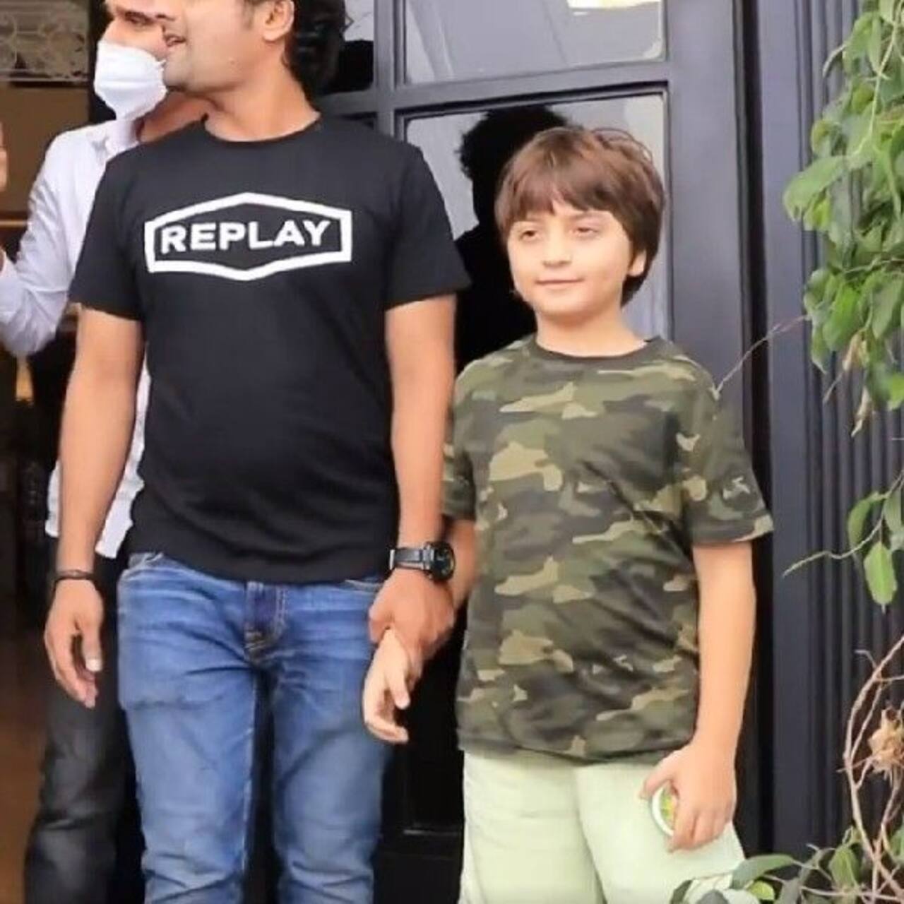 Abram Khan ने पब्लिक में पहली बार खुलकर दिये पोज, शाहरुख खान के लाडले ...