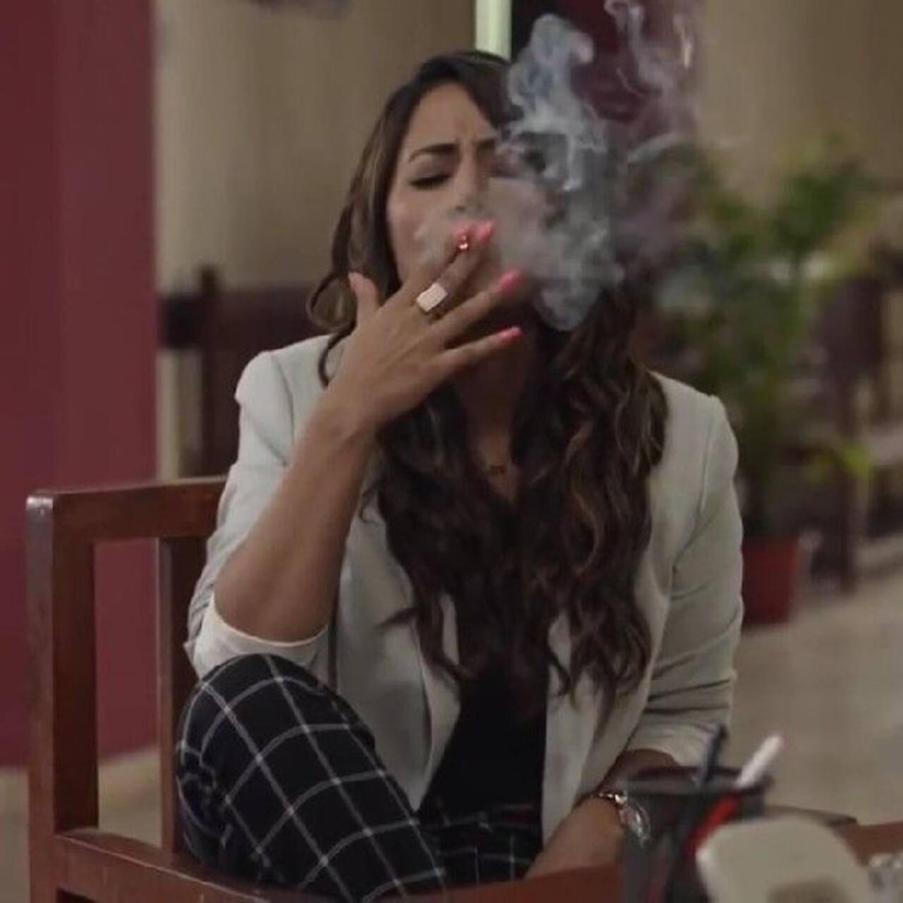 Hina Khan To Karishma Tanna Sara Khan TV Actress Smoke Publicly - खुले ...