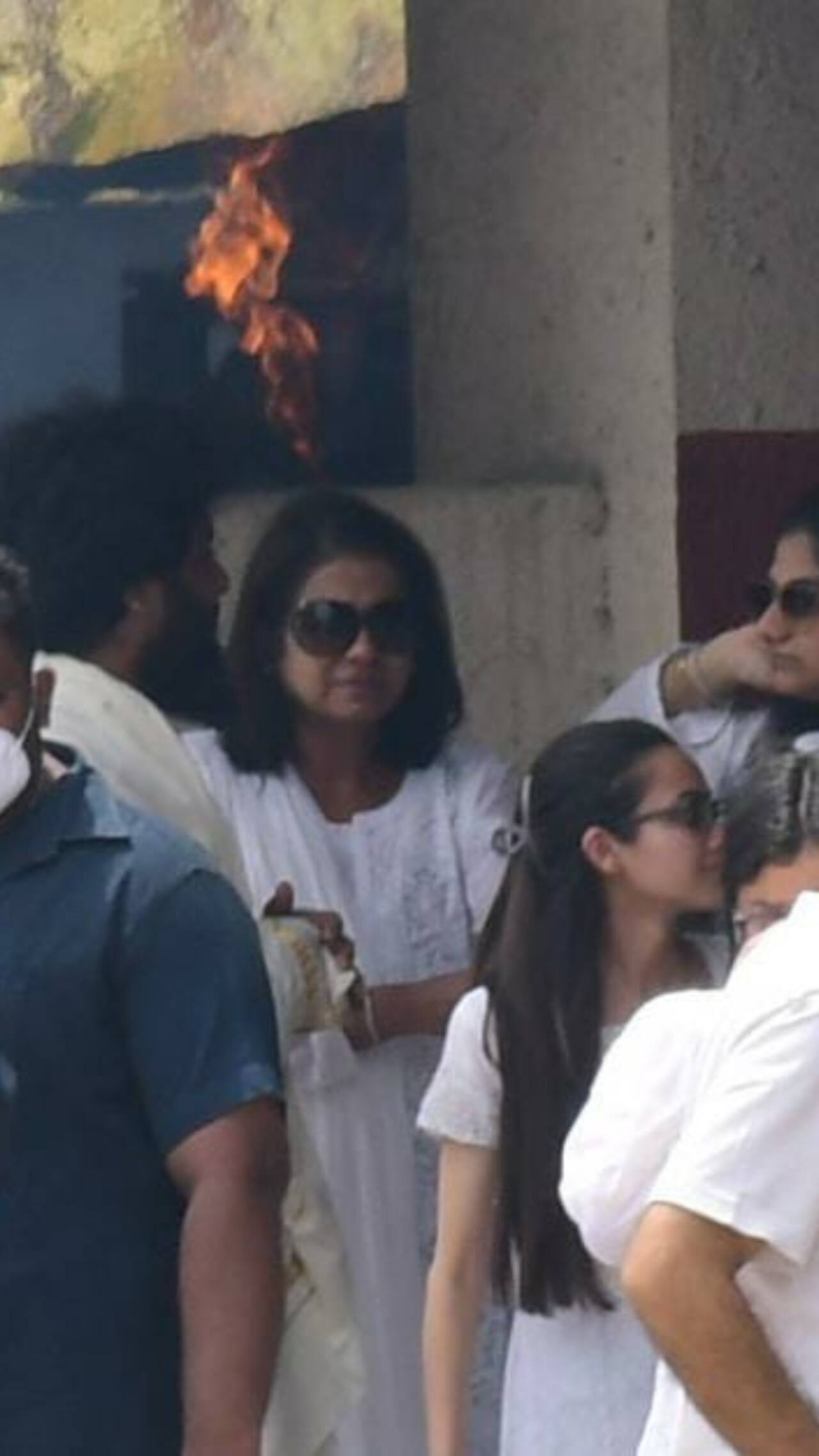 KK last rites: Not tears, late singer's wife and kids bid him akhri ...