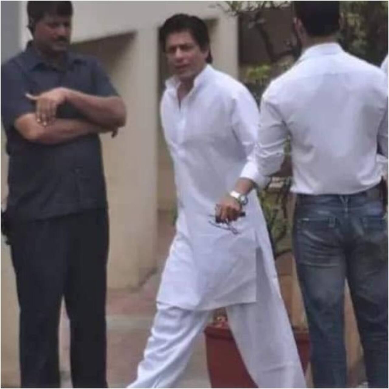 Pathaan star Shah Rukh Khan gives the perfect Eidi to his fans as he ...