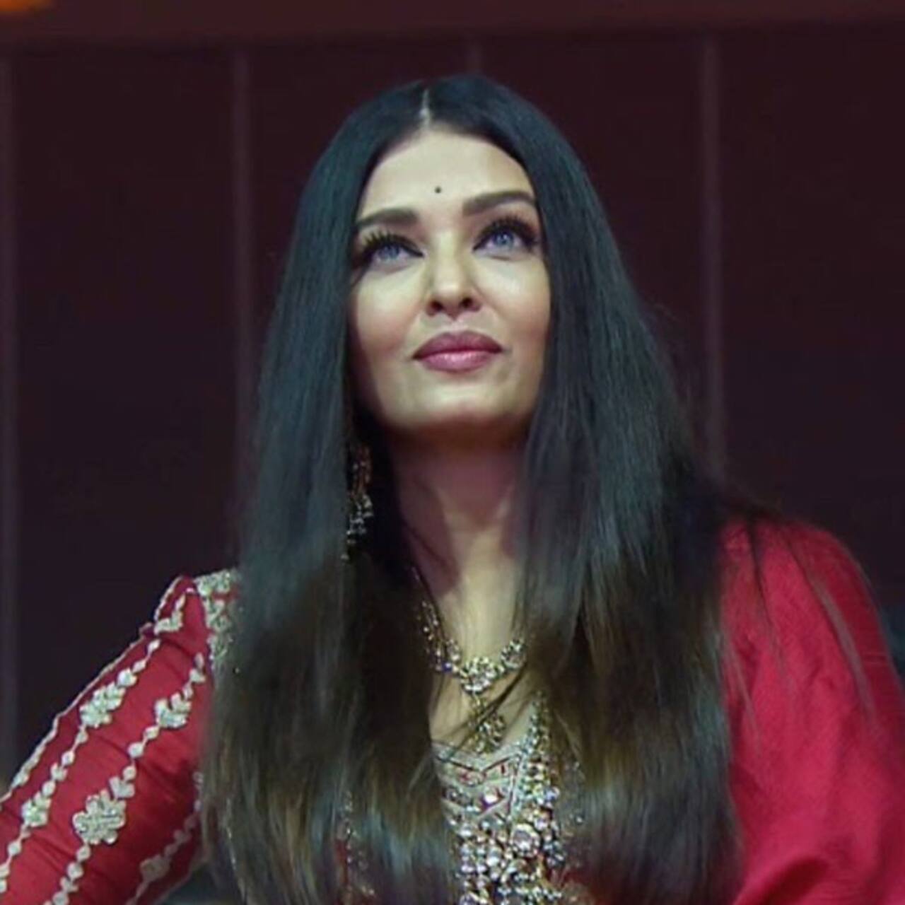 Aishwarya Rai Bachchan looks mesmerising in ravishing red dress at Ponniyin Selvan event in ...
