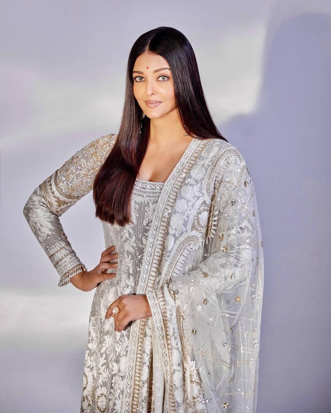 Ponniyin Selvan diva Aishwarya Rai Bachchan looks drop dead gorgeous in this Indian outfit; fans ...