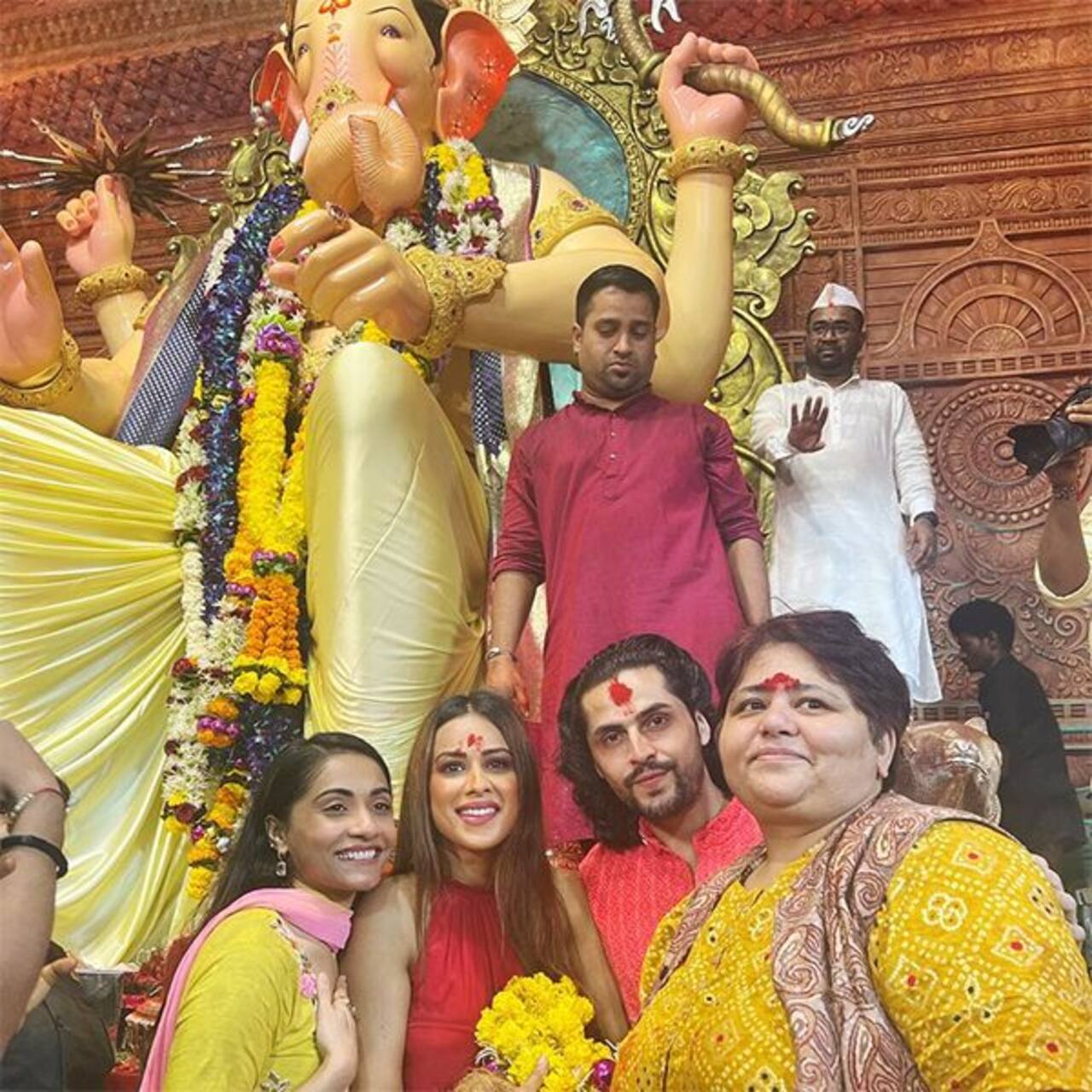 Jhalak Dikhhla Jaa 10: Nia Sharma and Tarun Raj seek blessings from ...