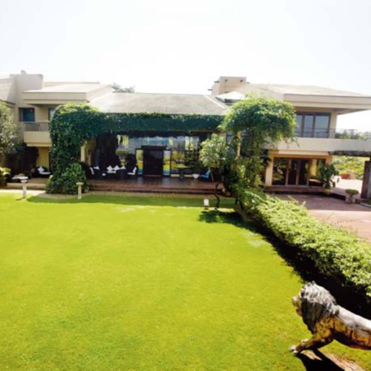 Suniel Shetty: किसी राज महल से कम नहीं है सुनील शेट्टी का फार्म हाउस ...