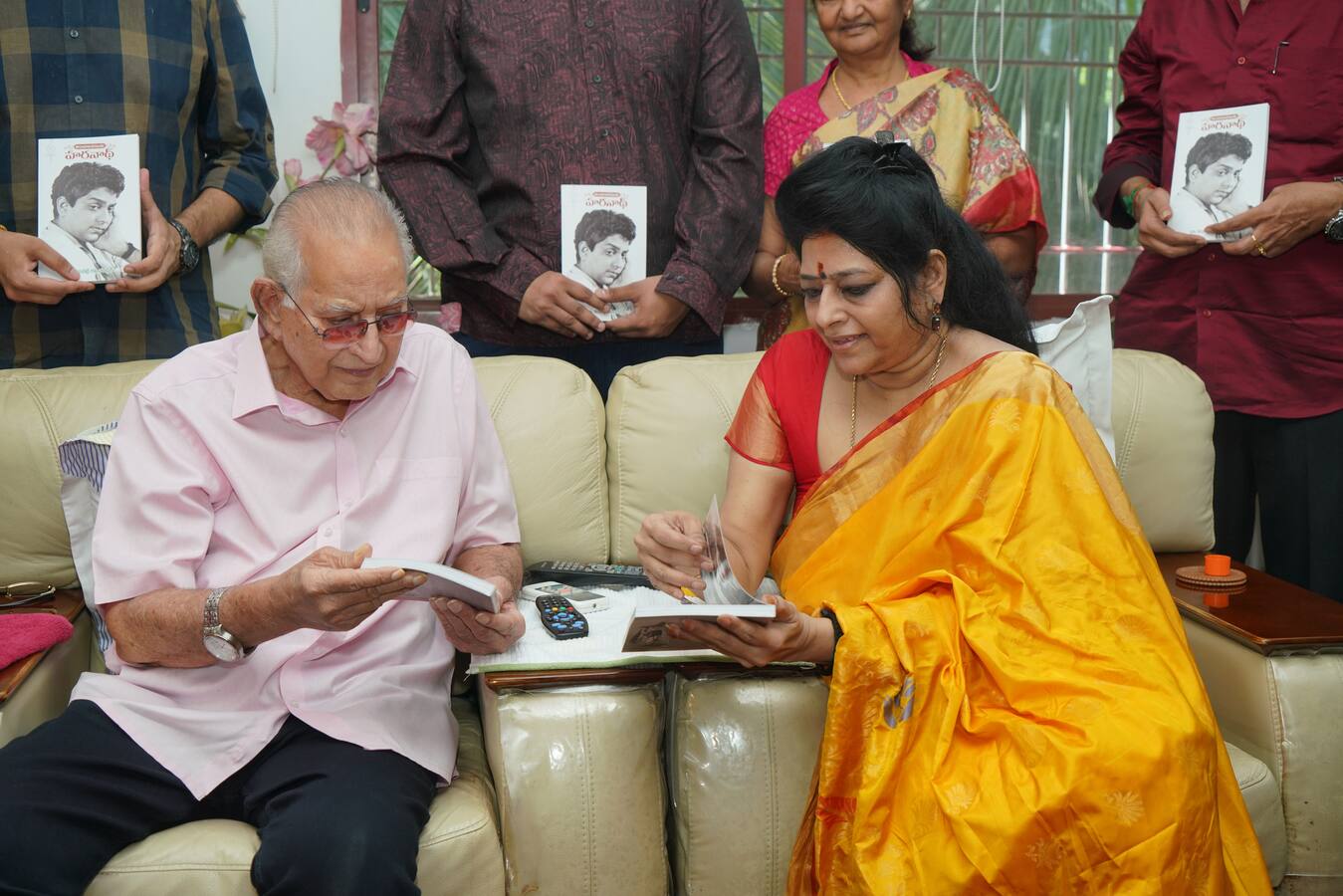 సూపర్ స్టార్ కృష్ణ చేతుల మీదుగా విడుదలైన నటుడు హరనాథ్ జీవిత చరిత్ర ...