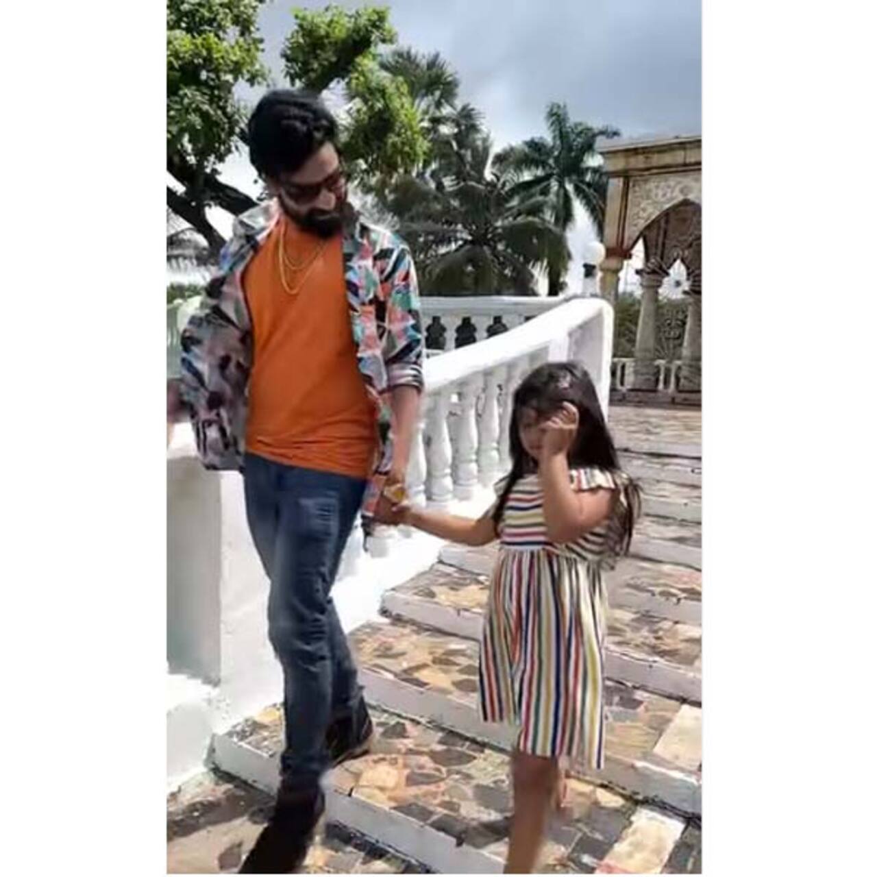 काफी अच्छे दोस्त बन चुके हैं सिद्धार्थ बोडके (Siddharth Bodke) और अरिया ...