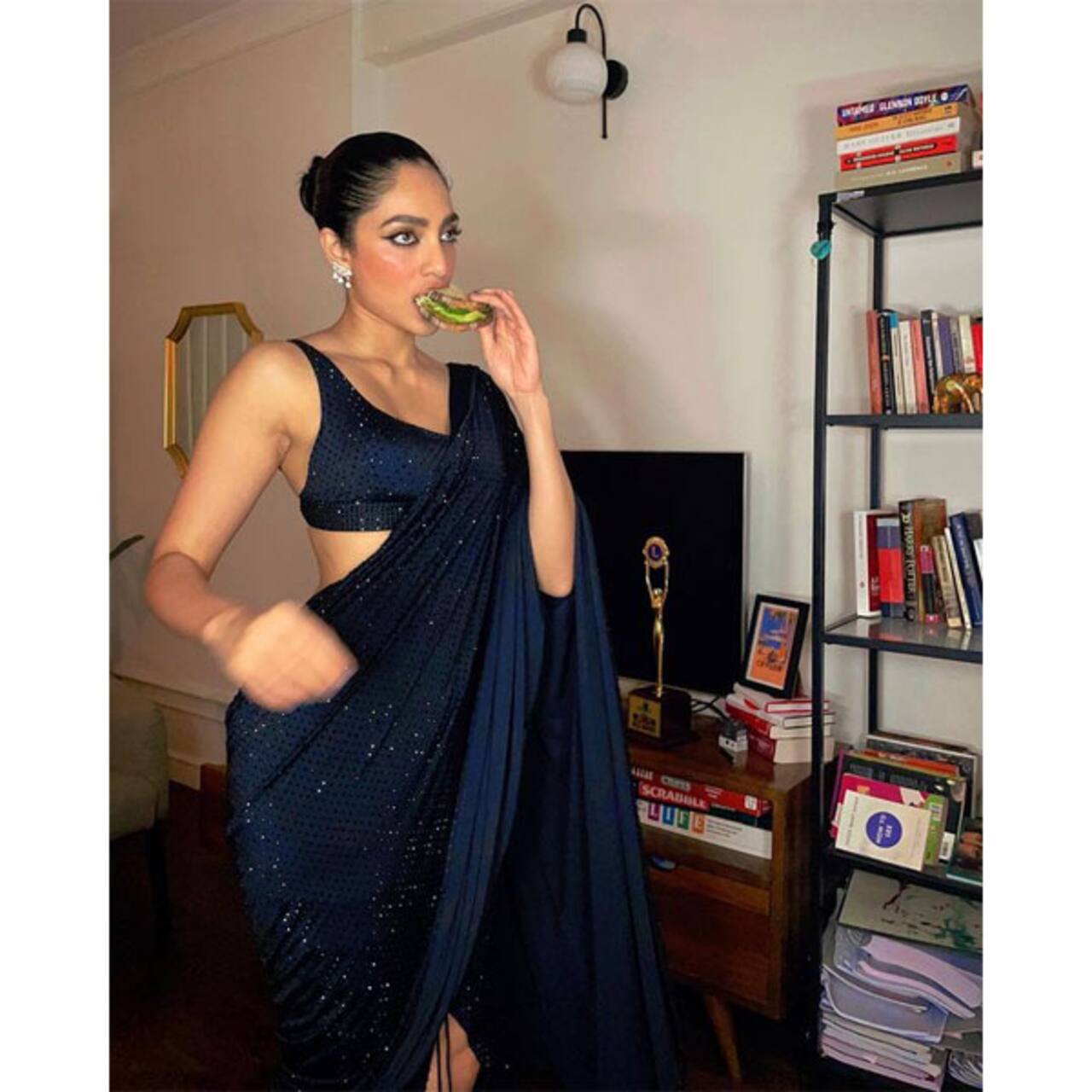 Ponniyin Selvan actress Sobhita Dhulipala flaunts her curves in a bold saree; fans go gaga over ...