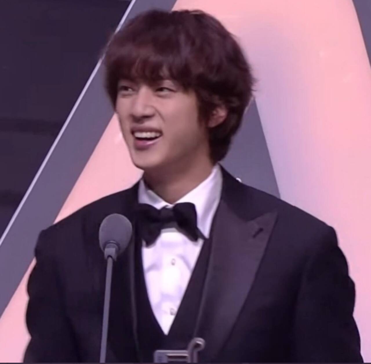 BTSOnTMA2022: Kim Seokjin being carried on stage on Jimin and J-Hope to receive his first ...