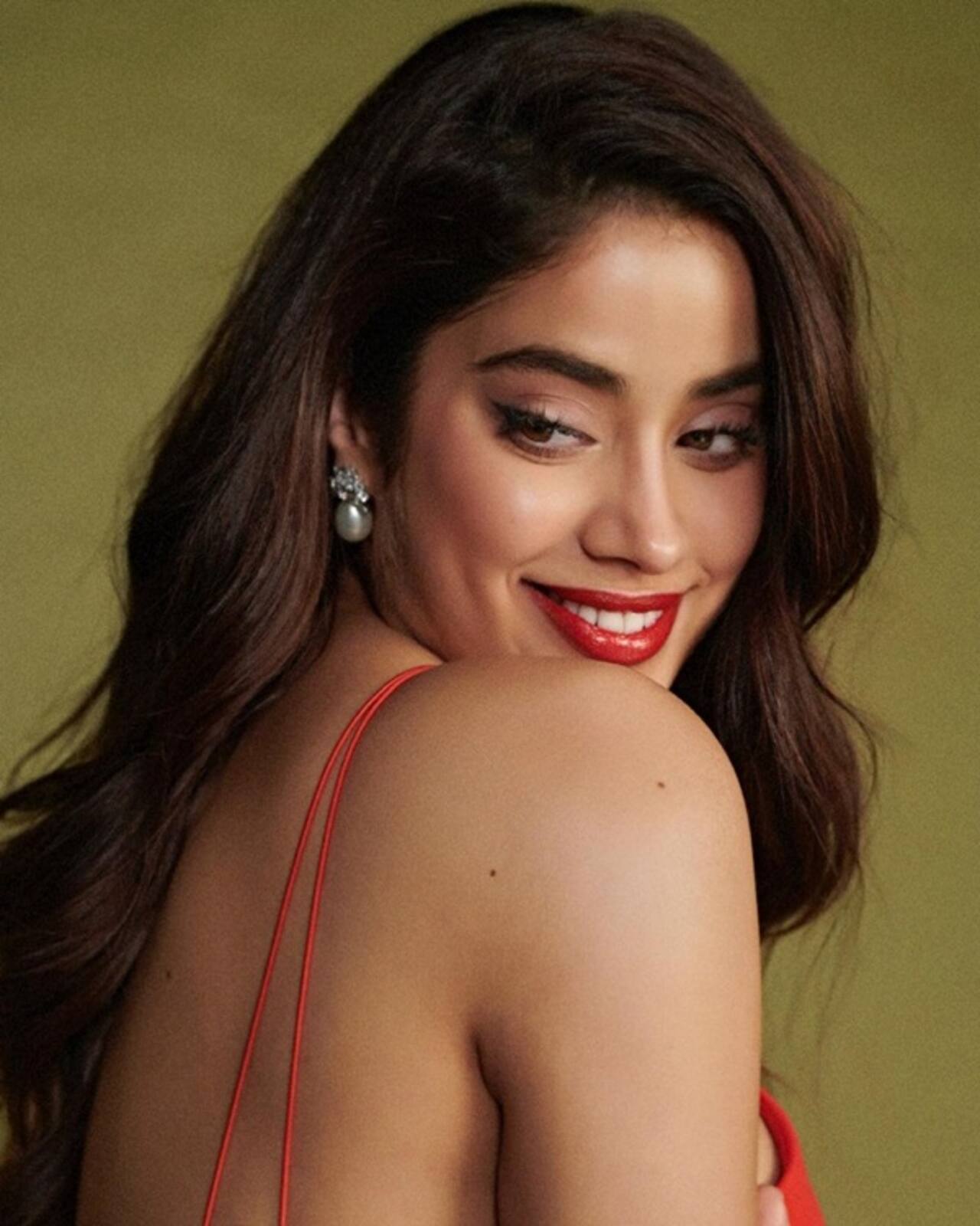 Janhvi Kapoor makes several eyes pop out as she steps out in a figure ...
