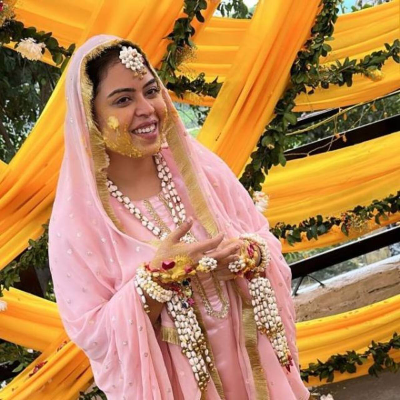 Saba Ibrahim glows in her haldi, Dipika Kakar looks sassy
