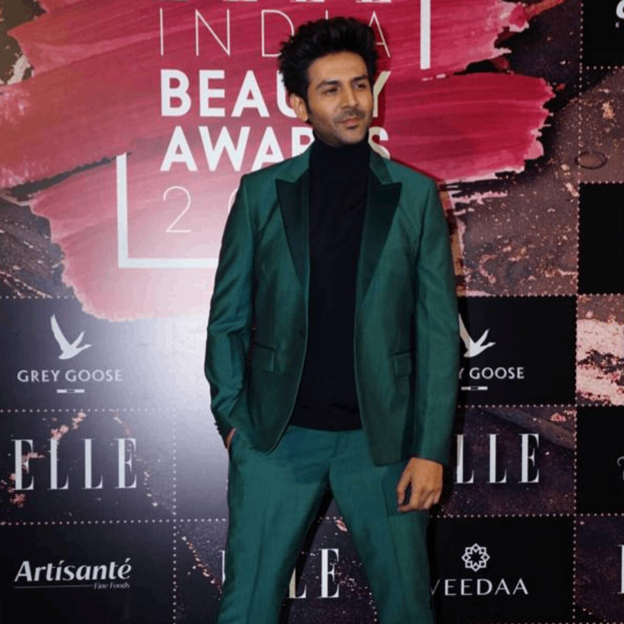Elle Beauty Awards 2022: Janhvi Kapoor flaunts curves in bodycon ...