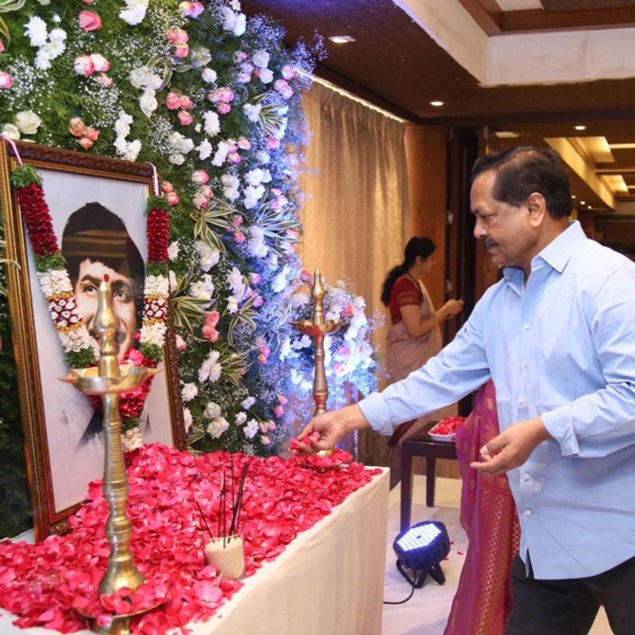 Superstar Krishna prayer meet: Mahesh Babu gets emotional as he pays ...