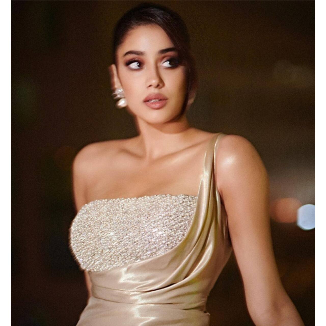 Janhvi Kapoor looks like a 'Roop Ki Rani' in this thigh-high slit ...