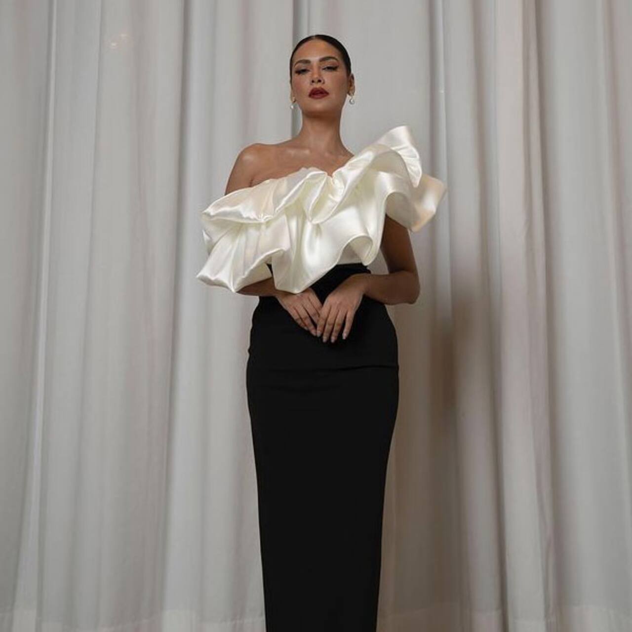 Esha Gupta is a sight to behold in white and black ruffled gown as she ...