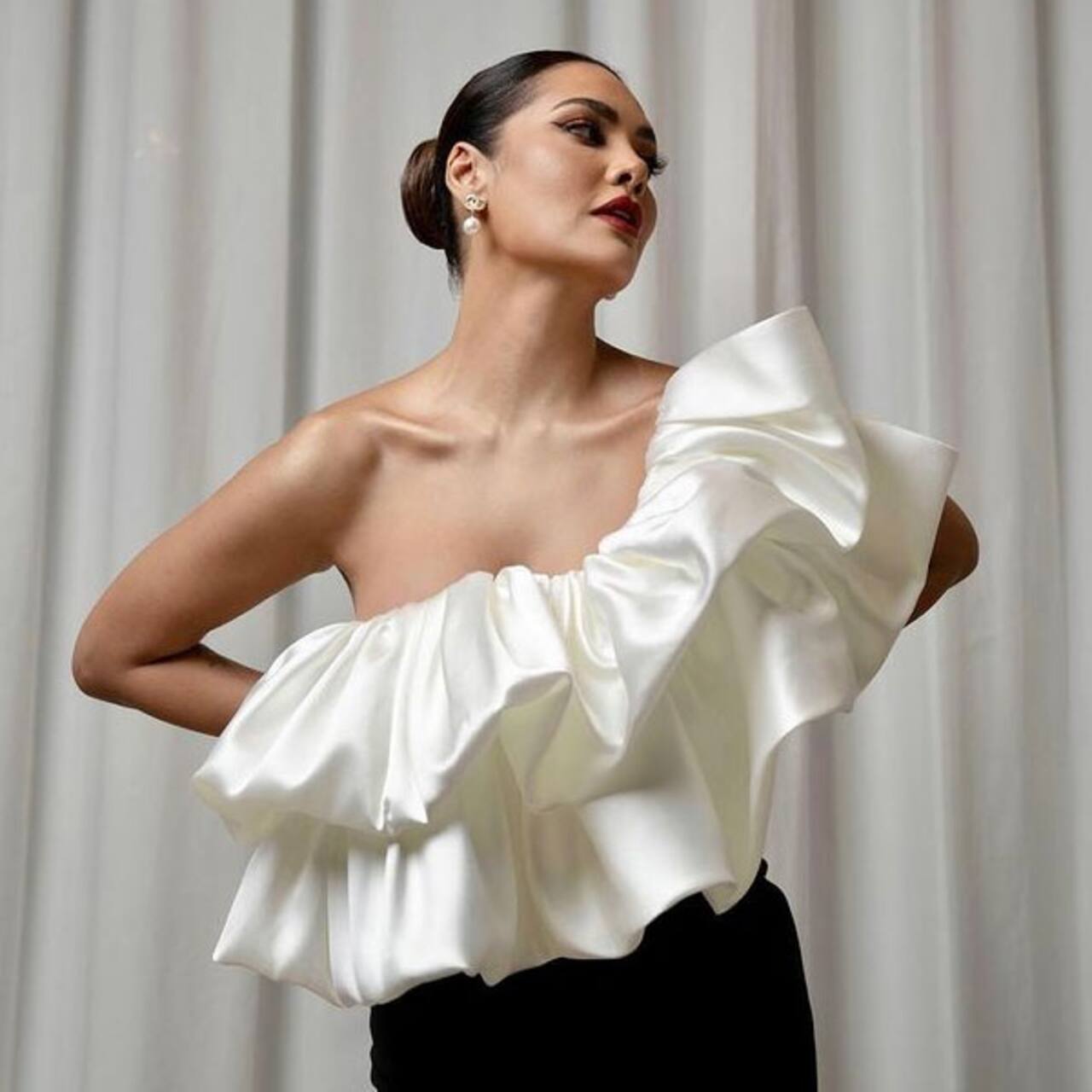 Esha Gupta is a sight to behold in white and black ruffled gown as she ...
