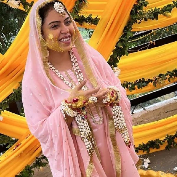 पिंक सूट में बेहद खूबसूरत लगीं सबा इब्राहिम (Saba Ibrahim)