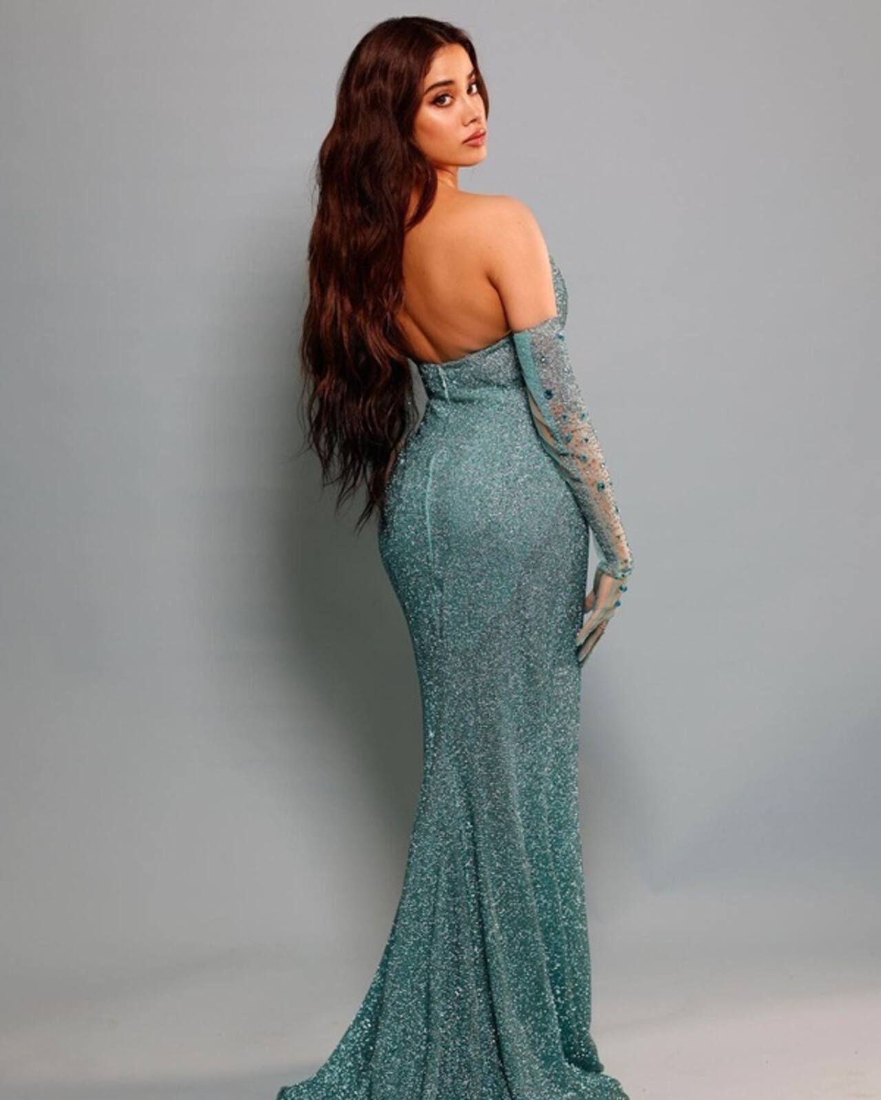 Janhvi Kapoor turns into Elsa of Arendelle from Frozen and flaunts ...