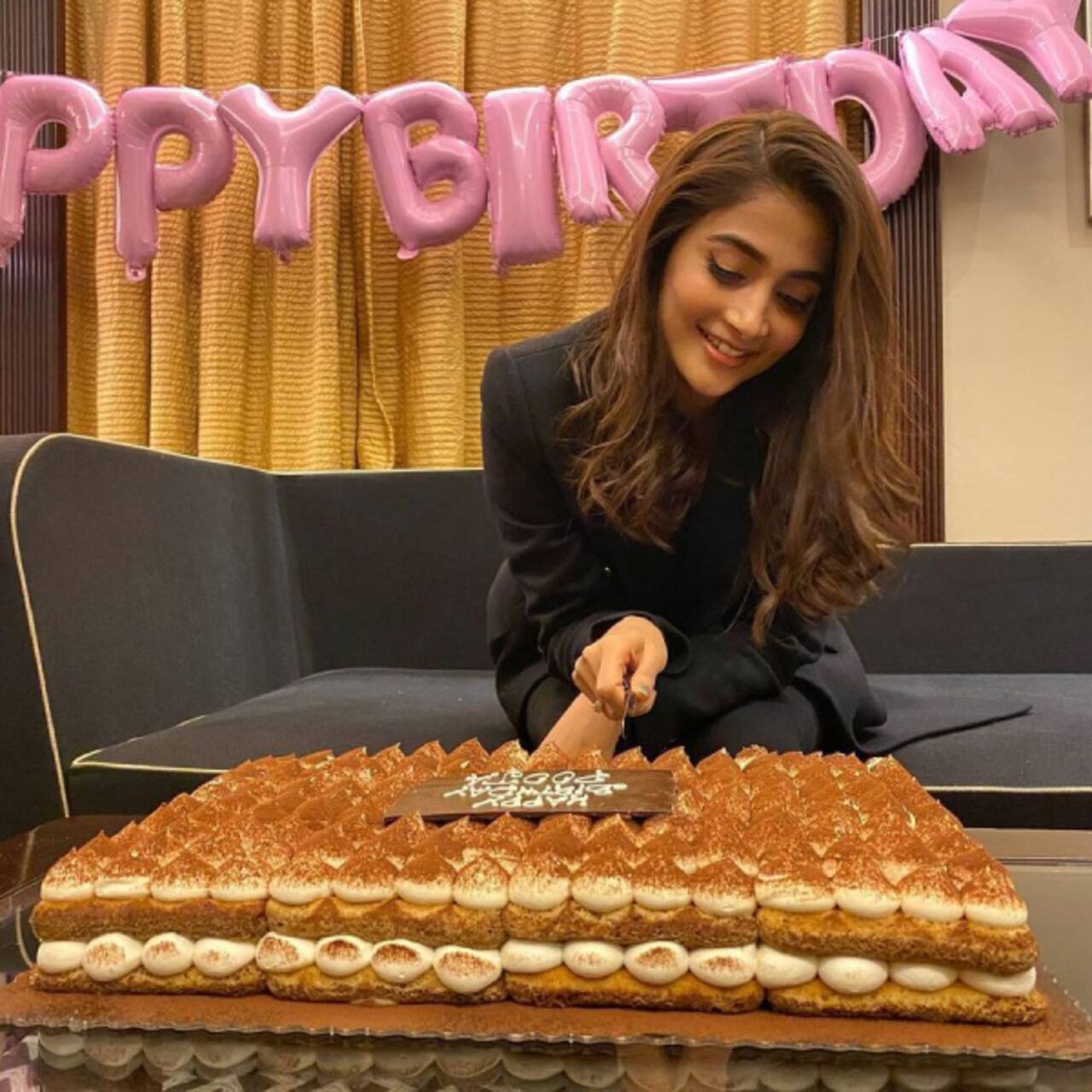 Nia Sharma To Amrita Arora And Malaika Arora unique birthday cake cut ...