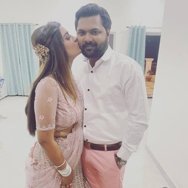 Bhojpuri actress Akanksha Dubey kisses Samar singh, post went gone viral: आकांक्षा दुबे ने समर ...