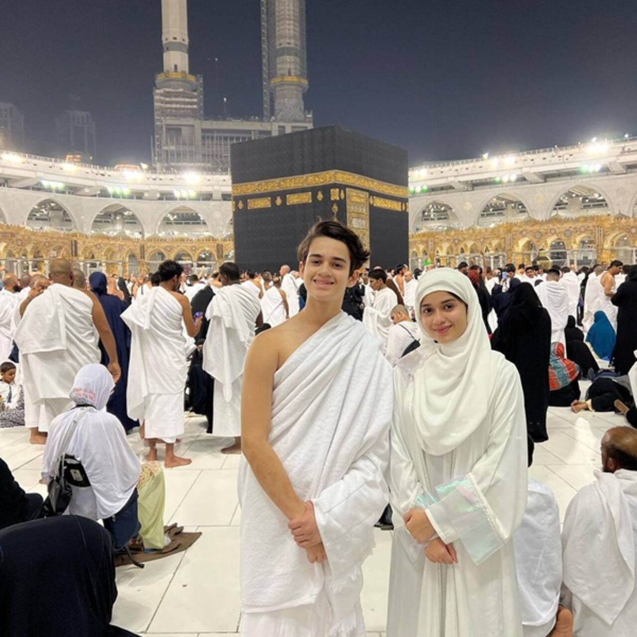 Jannat Zubair performs her first Umrah at Mecca with brother Ayaan ...