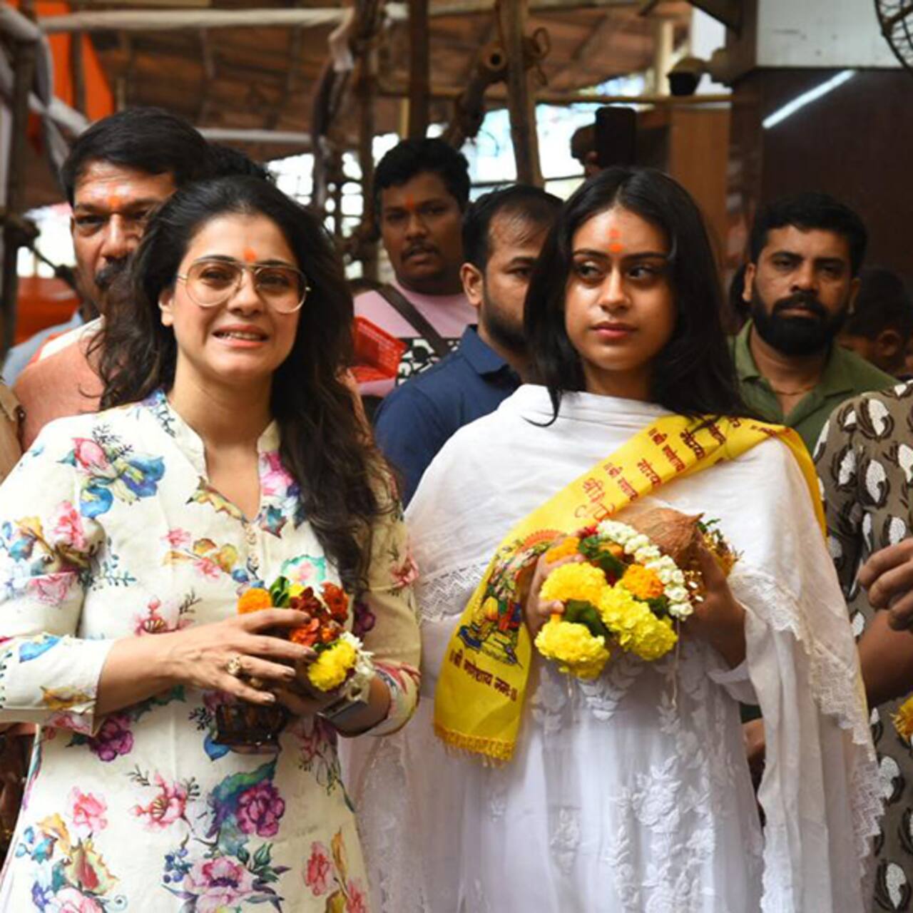 Nysa Devgn visits Siddhivinayak temple along with mom Kajol; netizens ...